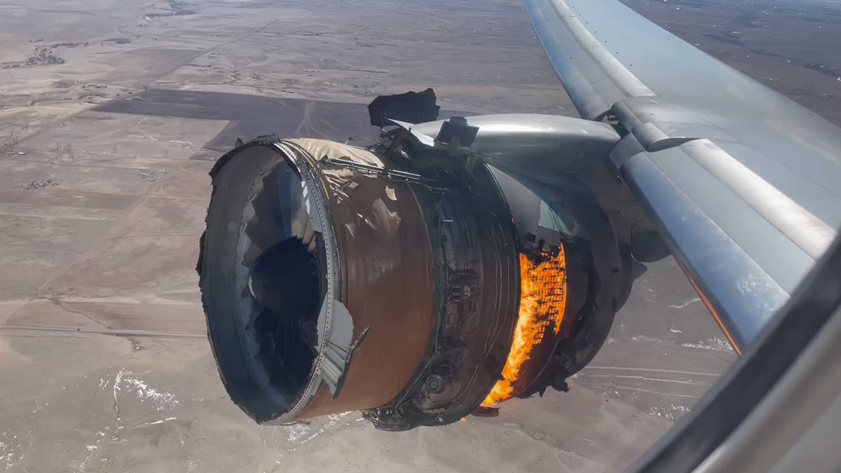 United B777 has ENGINE FAILURE+FIRE on departure | Cowling Separates